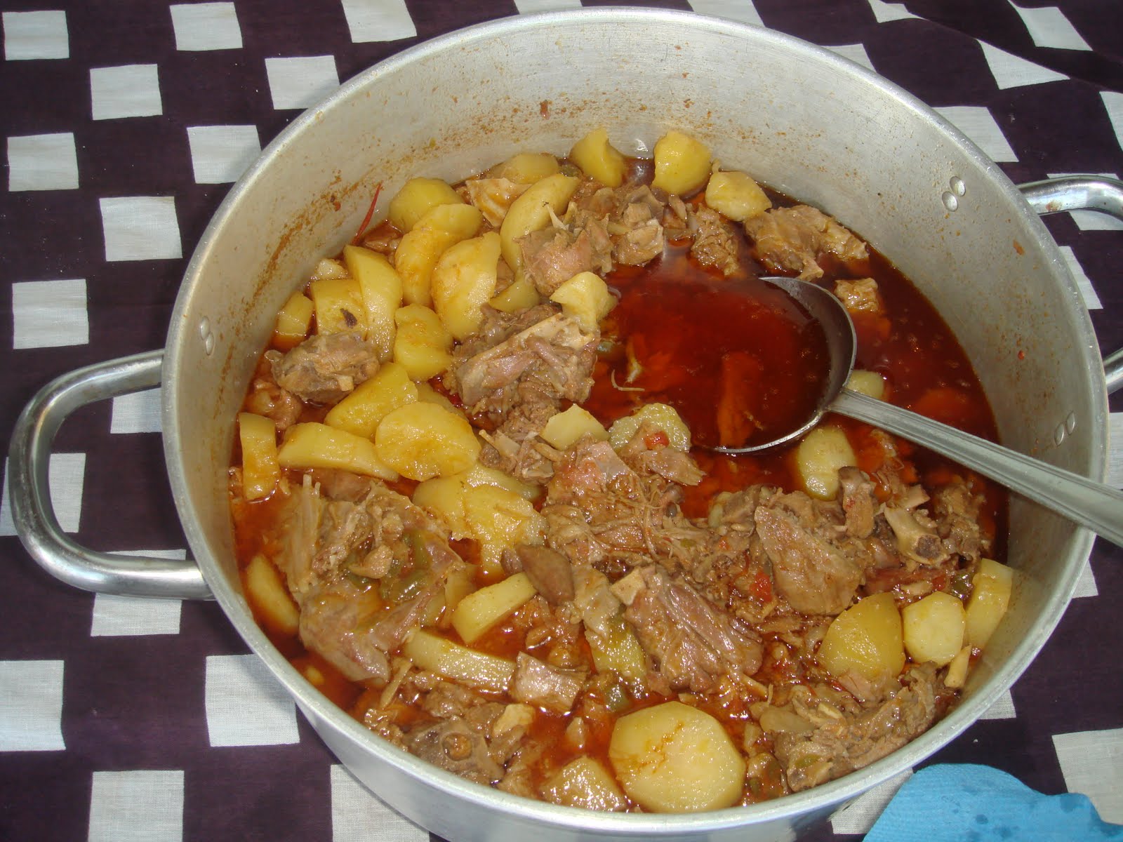 Rota dos sabores chef Lourenço: Caldeirada de Cabrito à Angolana